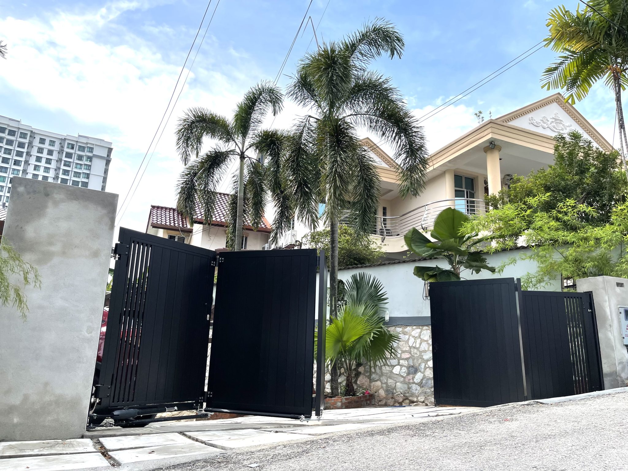 Trackless Autogate 6-Panel Tri-Fold Series - Autogate | JACKPRO