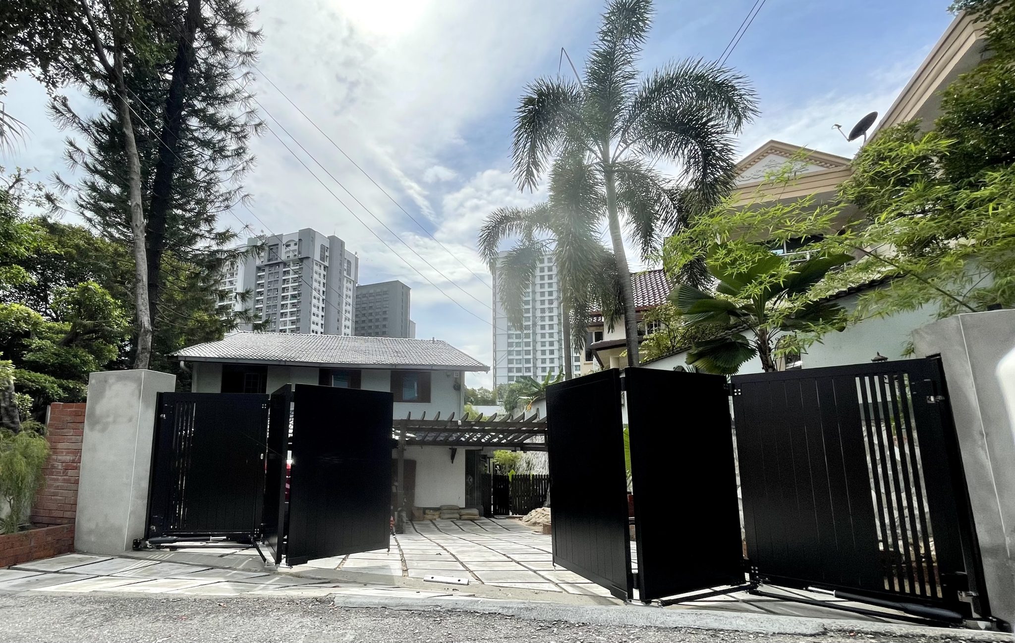 Trackless Autogate 6-Panel Tri-Fold Series - Autogate | JACKPRO